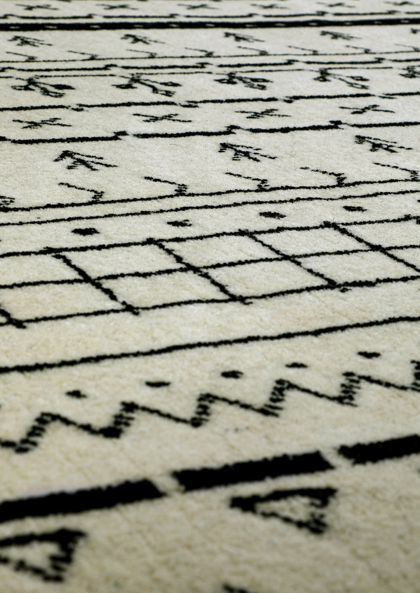 Traditional Motif Explorer Folksy Black/White Rug Carpet